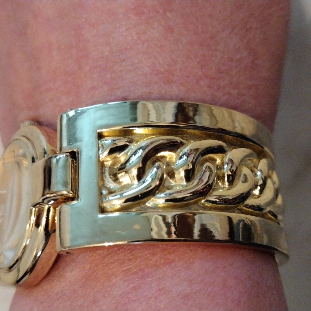 Beautiful Spring Fit Bracelet Style Watch. - Gem